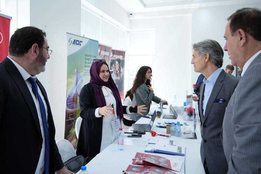 32 organizations offer job openings and pointers to job-seekers at ...