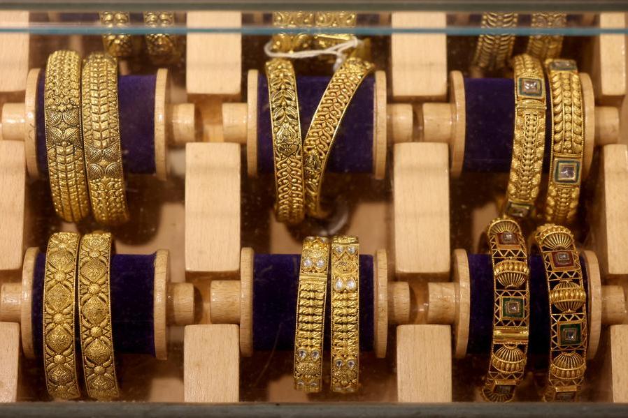 Gold erases losses after ceasefire hopes emerge; strong US jobs data ...