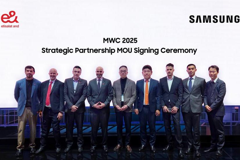 Samsung and e& UAE sign strategic MoU to advance AI-driven innovation and digital experiences at MWC