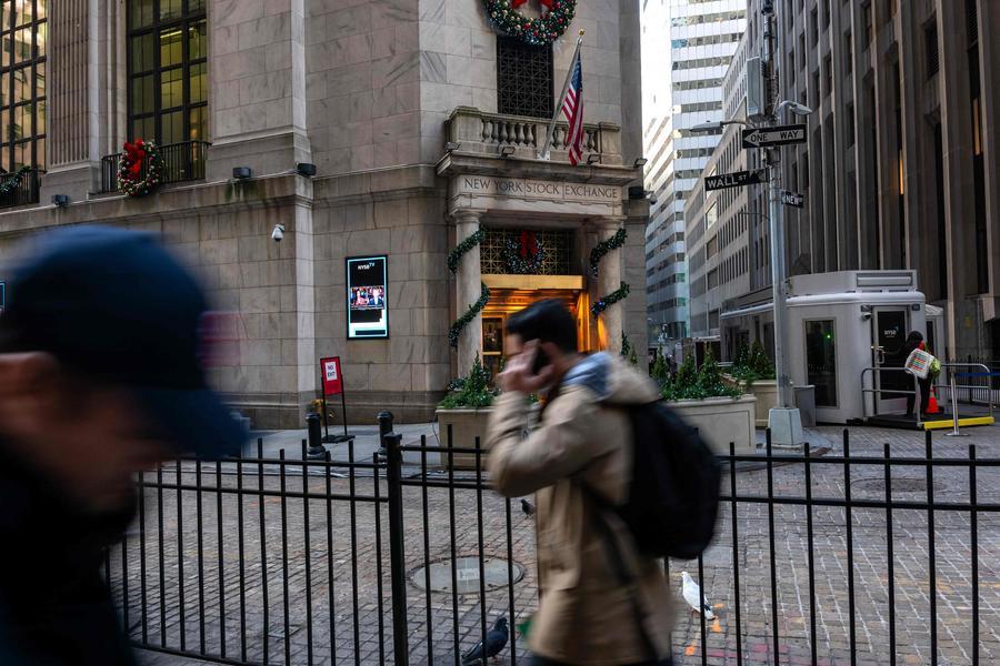 Mixed day for global stocks as market hopes for 'Santa Claus rally'