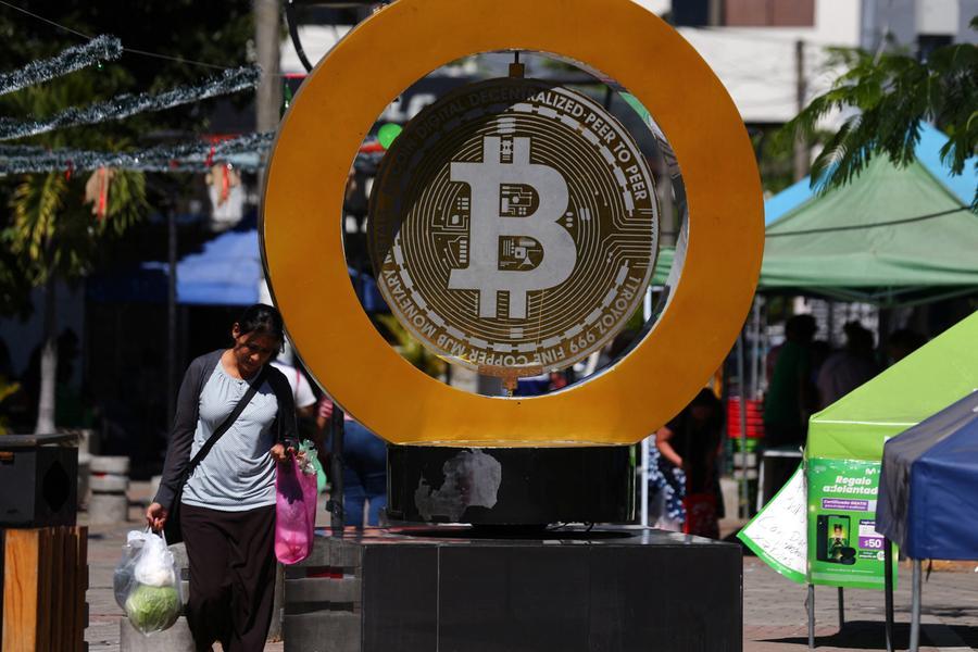 Bitcoin drops to 11-day low amid tech selloff