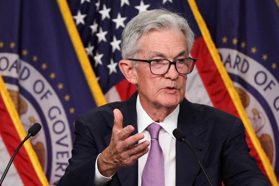 Fed at a policy, political crossroads poses global risks