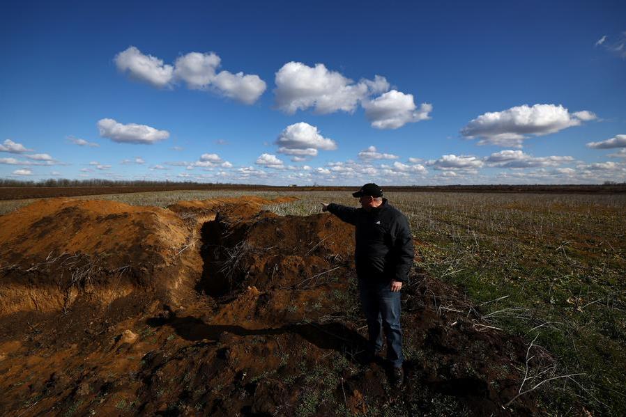 Facing minefields and cash crunch, Ukraine farmers to sow smaller crop