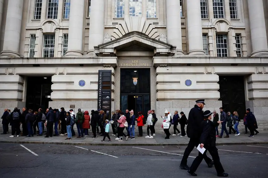 Queue to see Queen Elizabeth's coffin at capacity as people urged not ...