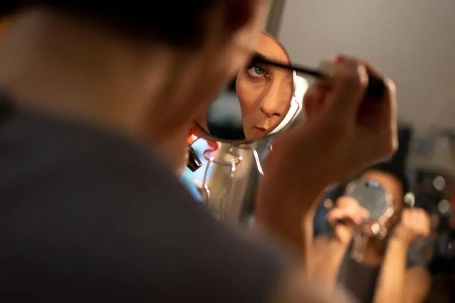 Ukraine actors return to stage in bomb shelter