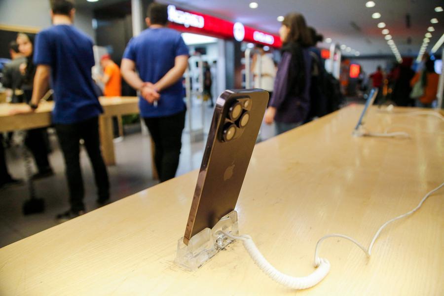 Iran iPhone users signal dismay over new models ban
