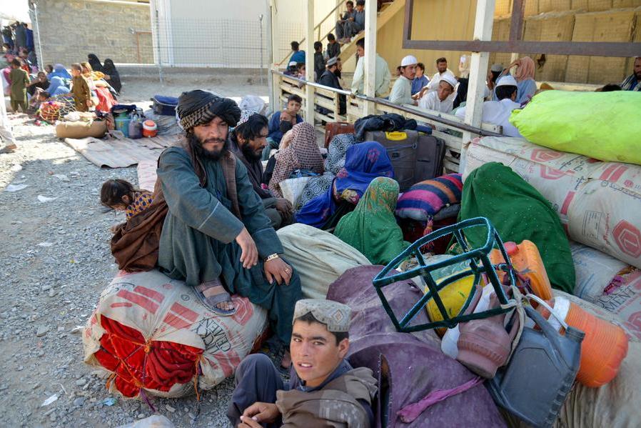 Tens of thousands of Afghans flee Pakistan as deadline looms Tens of thousands of Afghans flee Pakistan as deadline looms