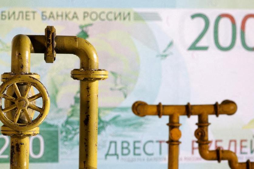 Prices ease from year-high as Russia gas keeps flowing