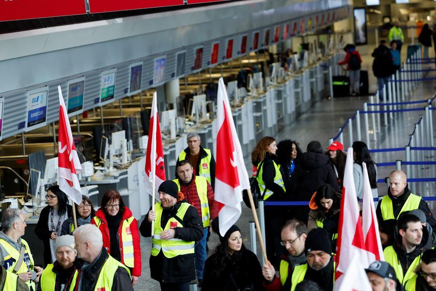 Germany's Verdi union plans strikes in regions, two airports - Handelsblatt