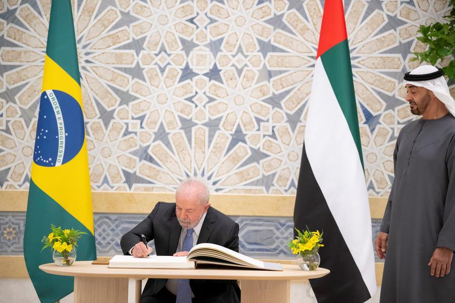 Sheikh Mohamed humbly pulls out chair for Brazilian President, video ...