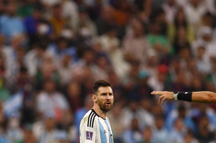 Veterans Messi and Lewandowski face off for knockout berth