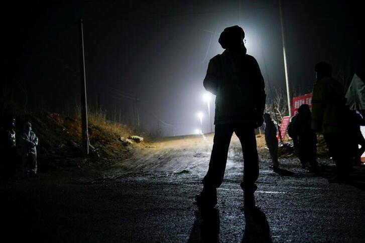 Zimbabwe gold mine collapse leaves 11 miners trapped