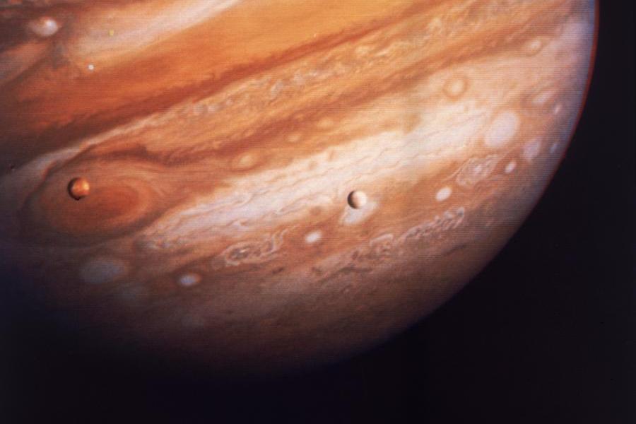 Moon to devour Saturn tonight