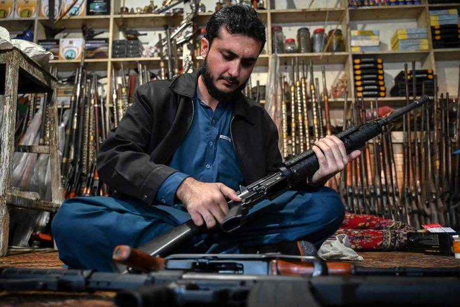 Library thrives in Pakistan's 'wild west' gun market town