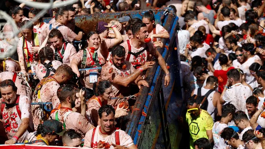 Spain's giant Tomatina food fight returns after pandemic