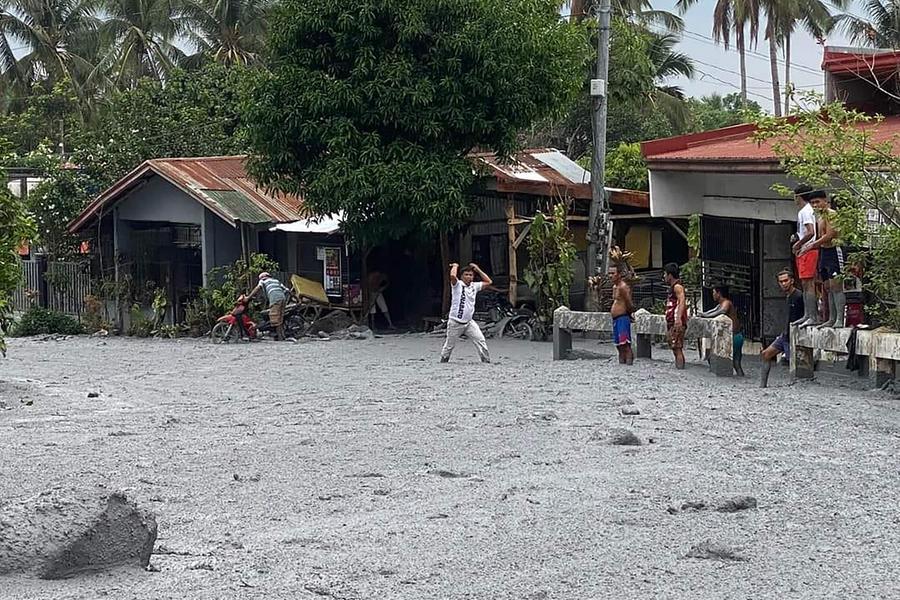 Torrent of volcanic mudflow hits Philippine village