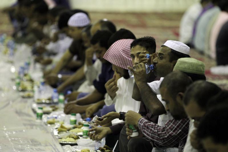 What goes behind providing meals at iftar tents during Ramadan