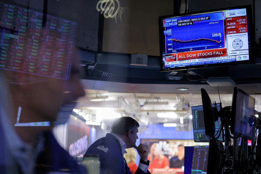 Stocks muted, gold at new peak as markets weigh Fed cut timing