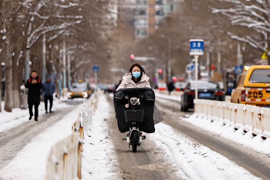 Beijing shuts highways after heavy snowfall