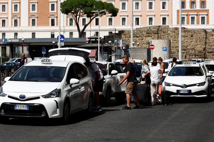 Italy regulator demands more taxi licences for Rome, Milan and Naples