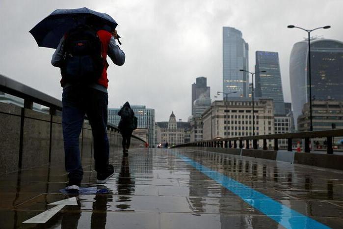 Rainy March dampens shopper spending in Britain