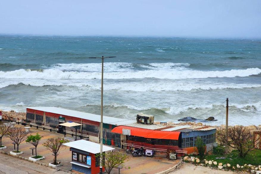 Syria port authority shuts all ports due to bad weather