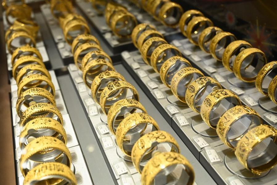 Gold hits record peak on US rate cut hopes