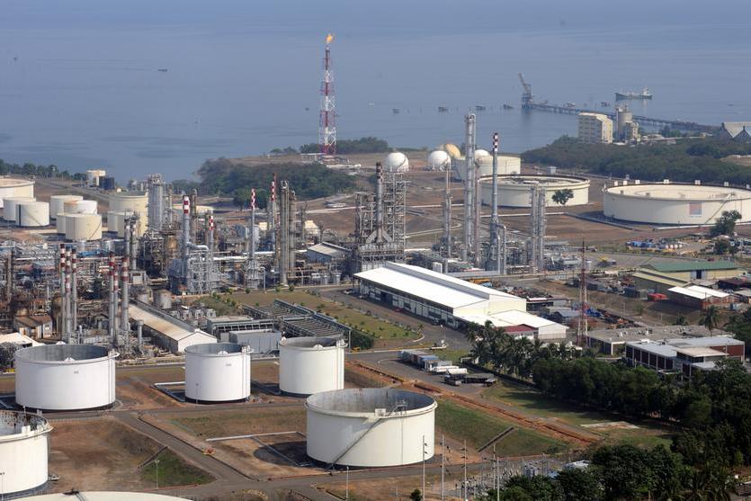 Sunken Philippine tanker leaks industrial fuel oil into sea