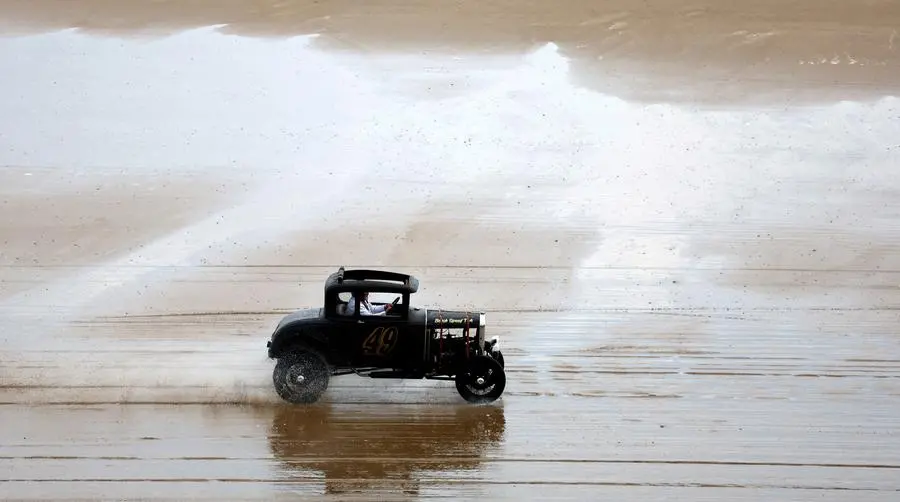 British classic car lovers 'Race The Wave'