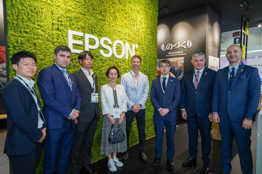 Consulate-General of Japan delegation visits Epson Stand at GITEX ...