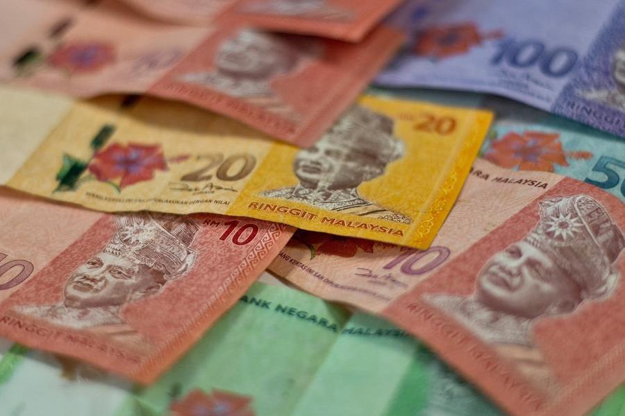 Malaysian ringgit falls to lowest level in 26 years