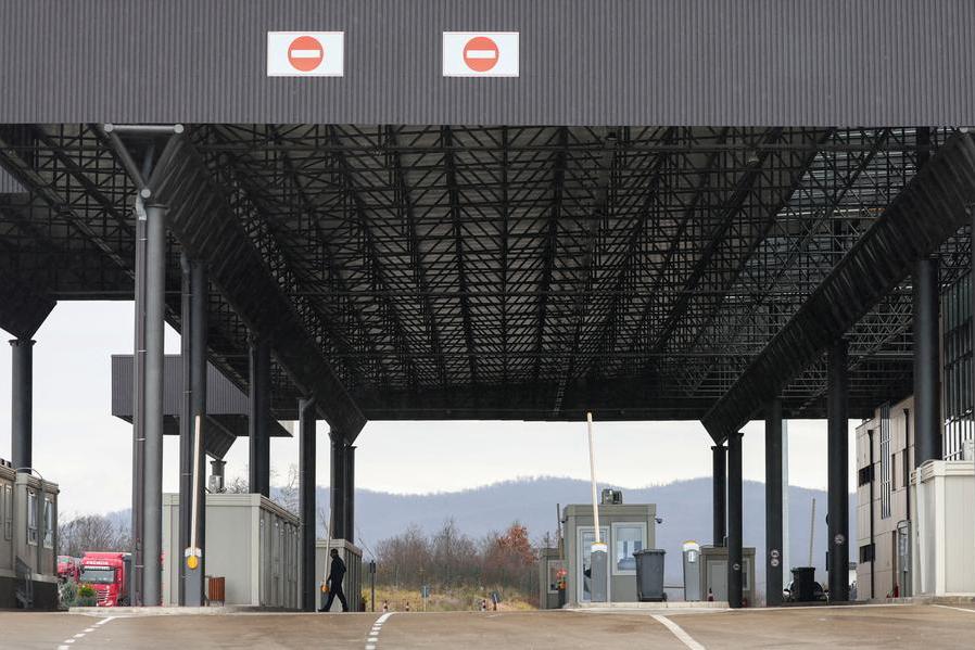 Kosovo re-opens major border crossing with Serbia, easing standoff