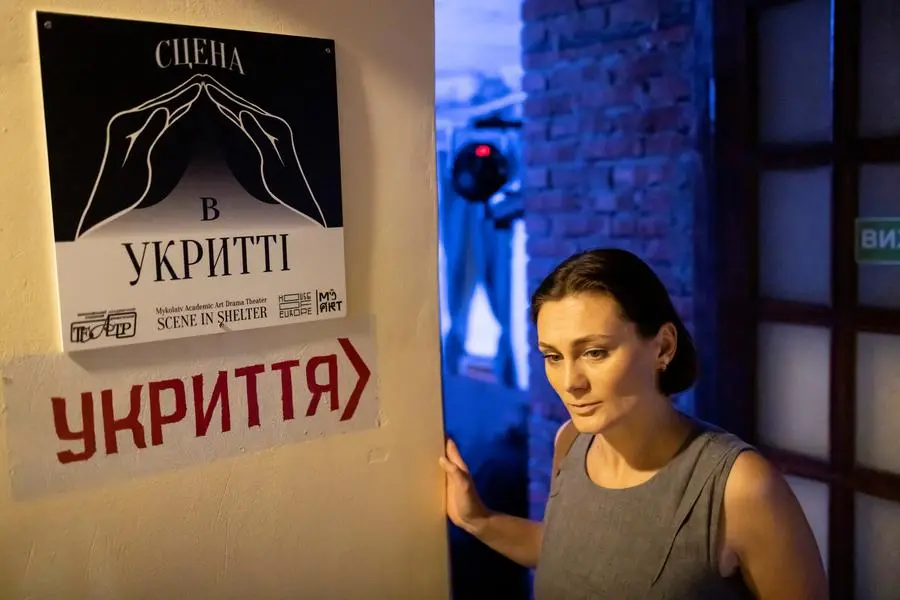 Ukraine actors return to stage in bomb shelter