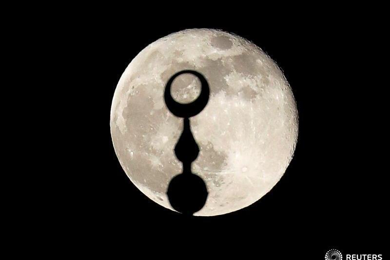 Stunning Ramadan full moon shot by UAE photographer