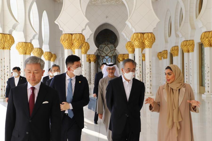 Chinese Vice Premier visits Sheikh Zayed Grand Mosque