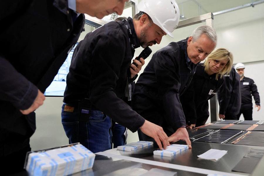 France opens its first electric car battery factory