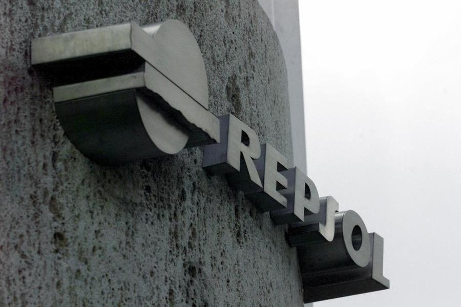 Repsol profit tumbles on higher investments