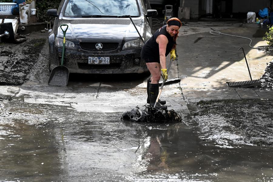 Flash floods sweep away houses, cars in Australian town