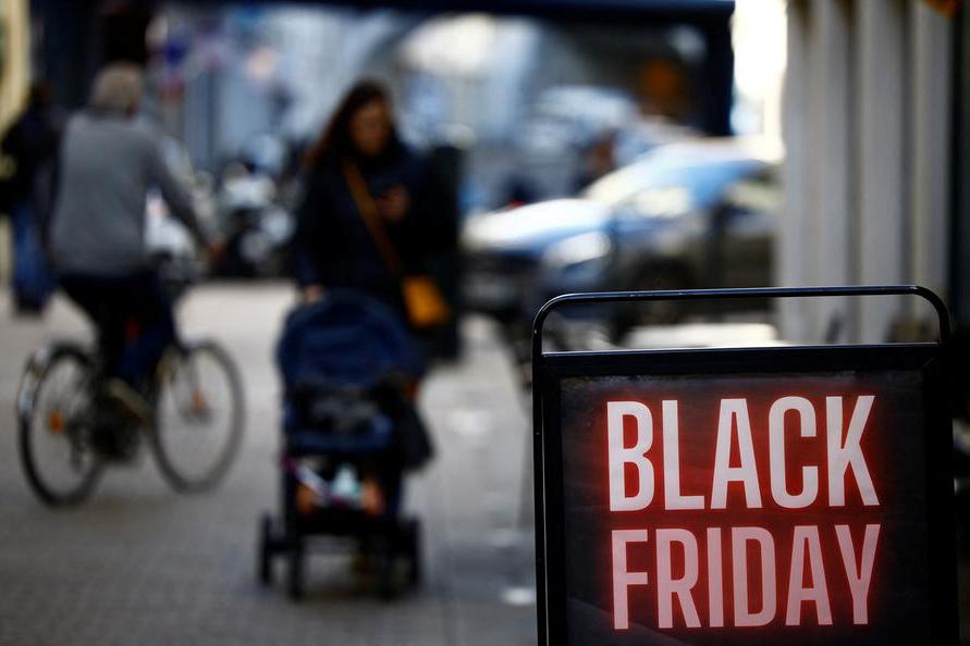 French consumer spending falls in October, inflation unchanged in November