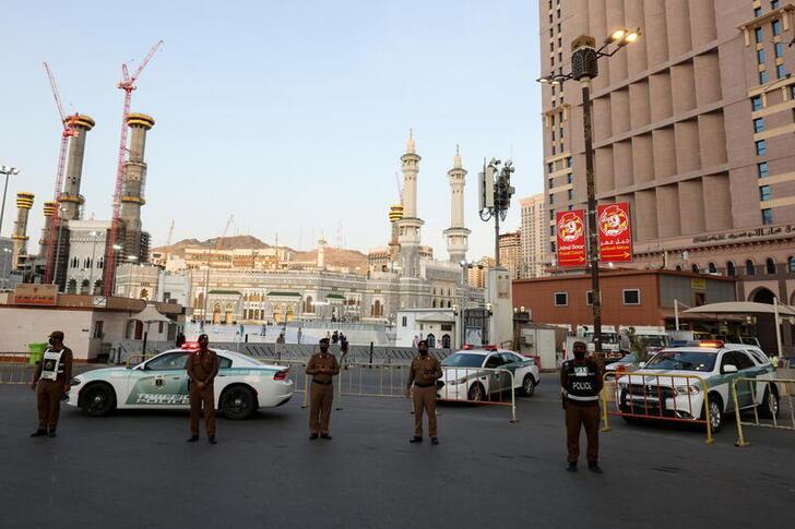 Riyadh police arrest 2 residents for trafficking 13,000 narcotic tablets