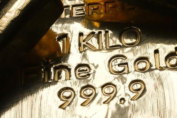 Gold stalls in thin trading; eyes on Fed in data-packed week