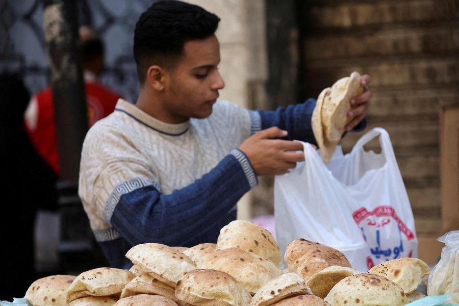 Egypt to bear increased production costs of subsidised bread