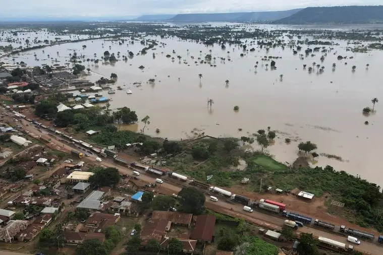 'Colossal' flooding kills hundreds in Nigeria