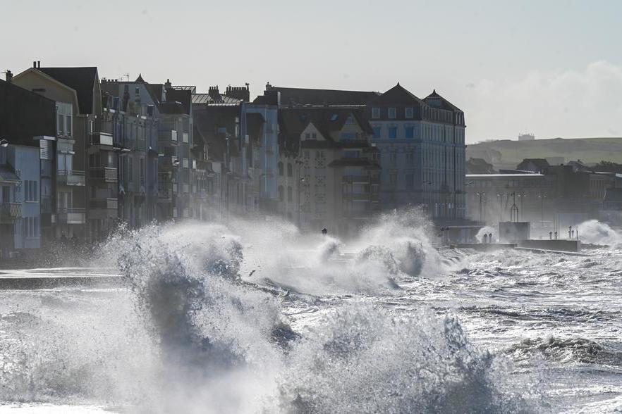 UK mega-lab generates weather to test homes of future