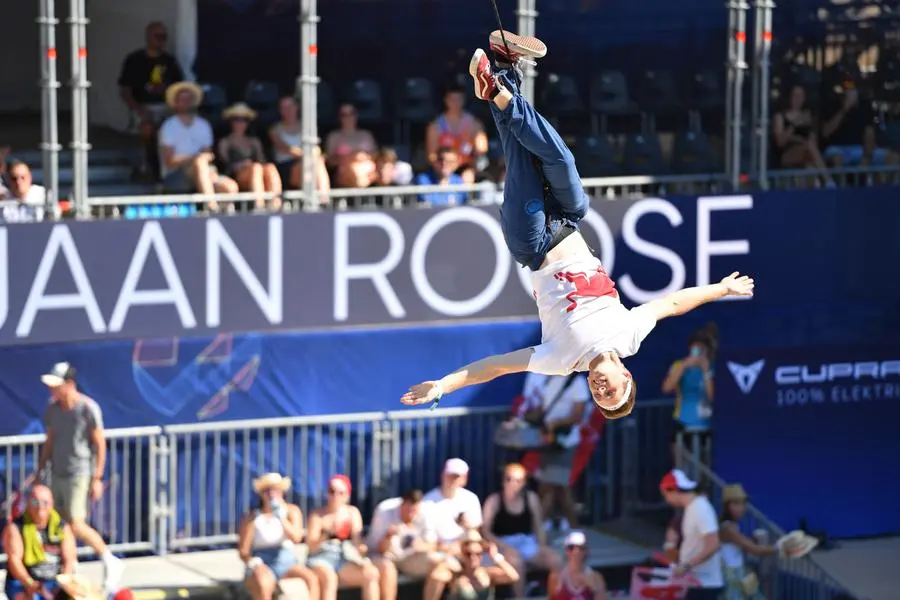 Athlete breaks record with jaw-dropping feat, walks 185m high LED ...