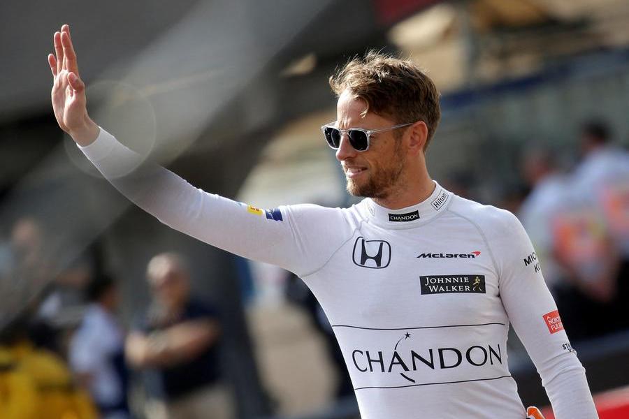Button expects to see Hamilton fighting on in 2024