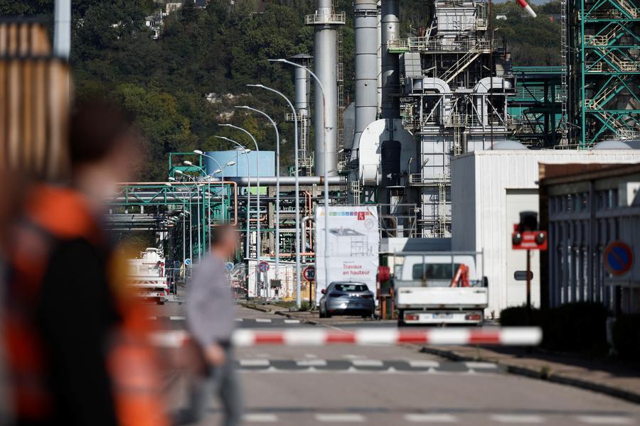 Strikes at French oil refineries and storage sites to continue - union ...