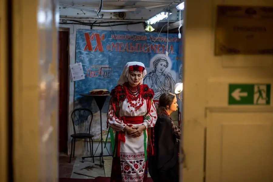 Ukraine actors return to stage in bomb shelter