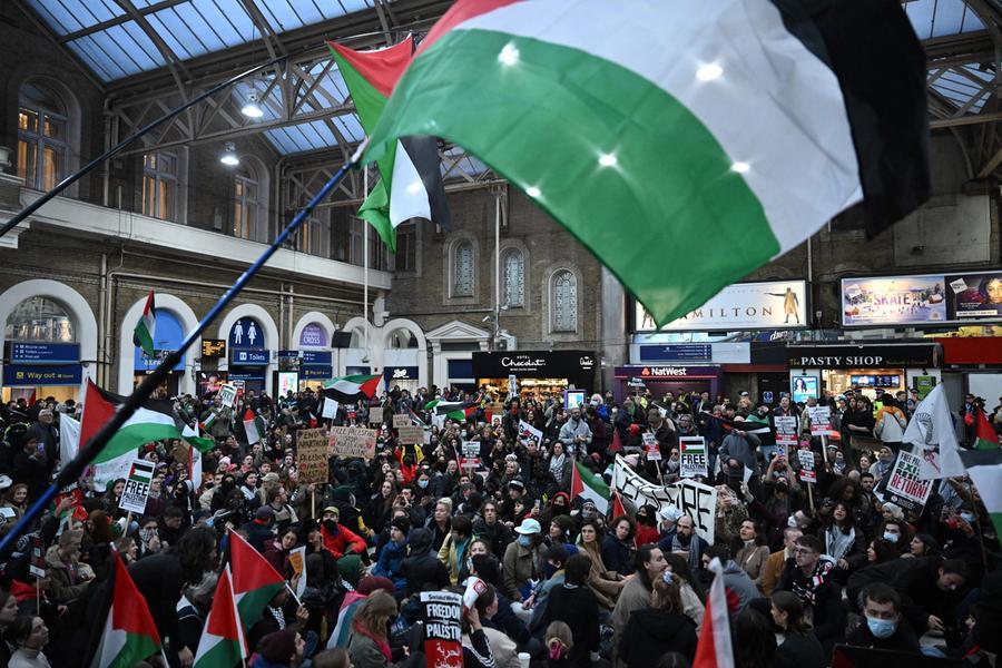 Thousands march in London pro-Palestinian rally