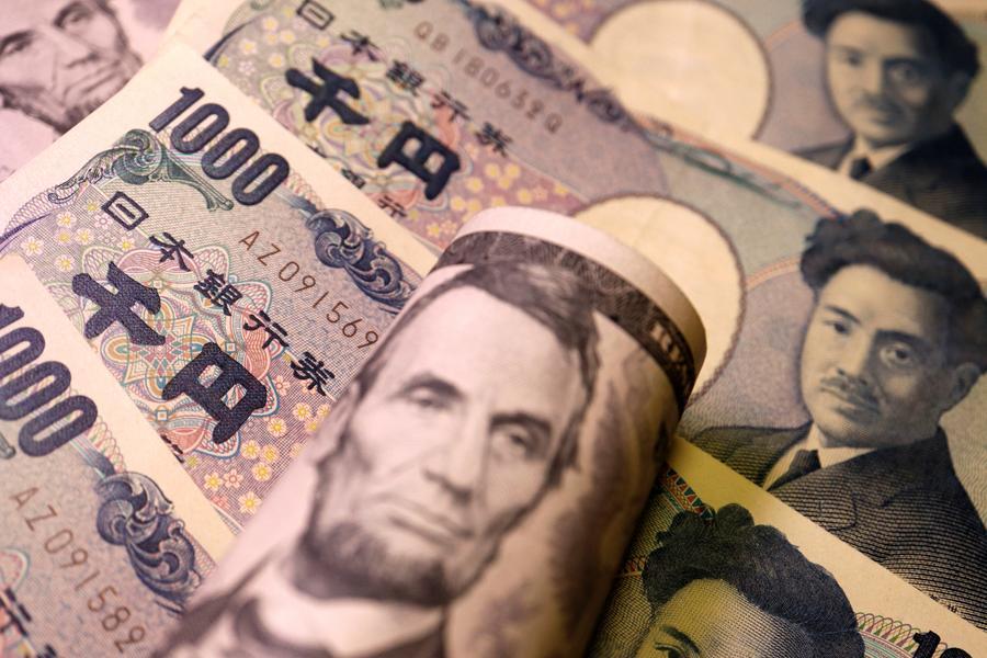 Dollar at 24-year peak to yen as U.S. yields jump; sterling on the ropes